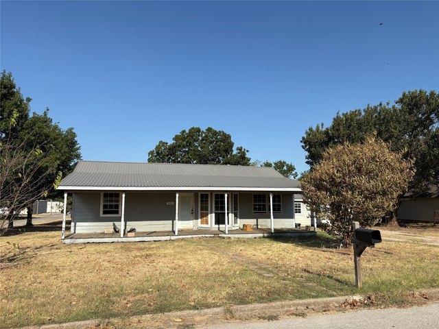 412 10th St, Nocona, TX 76255
