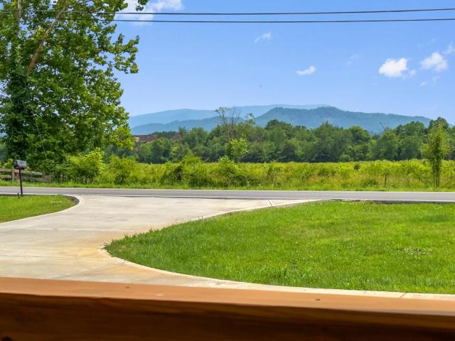 412 Apple Valley Road