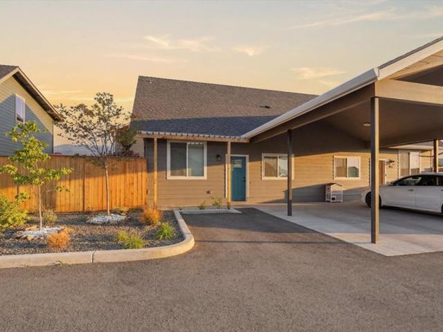 412 Azalea Ct, Talent, OR 97540