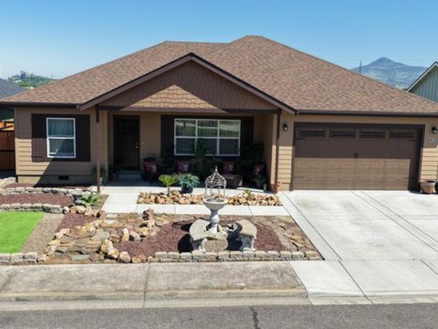 412 Barnum Dr, Phoenix, OR 97535