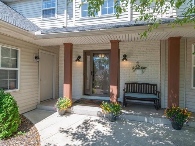 412 E Red Pine Cir, Dousman, WI 53118