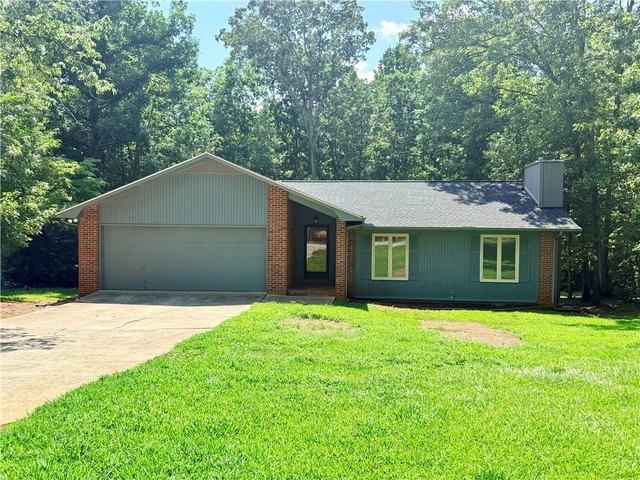 412 Hartwell Dr, Seneca, SC 29672