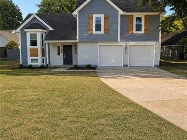 412 NE Deerfield Ct, Lee's Summit, MO 64086