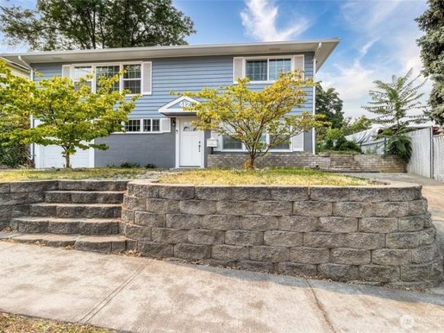 412 SE 5th St, College Place, WA 99324