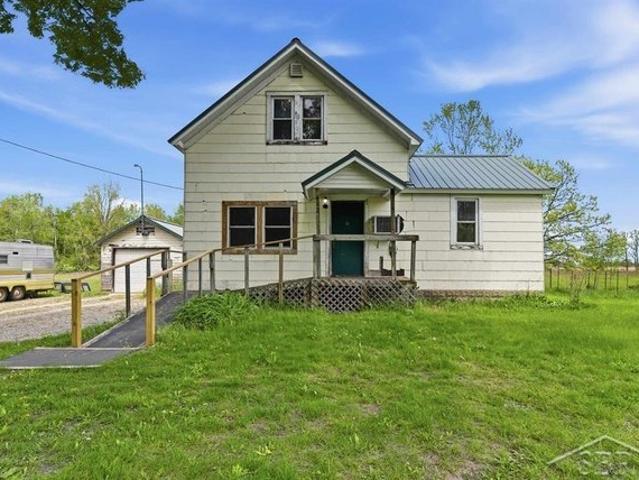 412 W Almeda Beach Rd, Pinconning, MI 48650