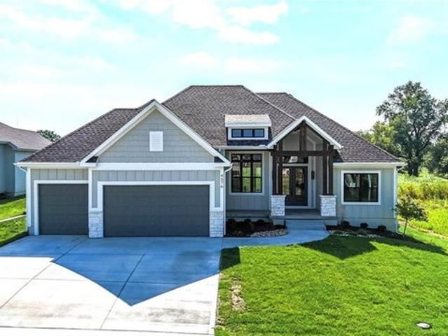 4137 Lakeshore Dr, Basehor, KS 66007