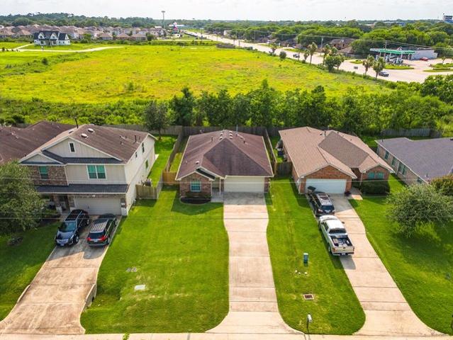 4131 Country Club Dr, Dickinson, TX 77539