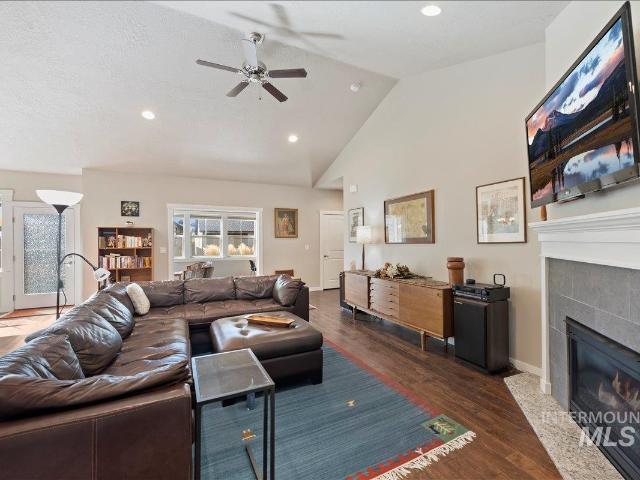 4132 E Silverking Ln