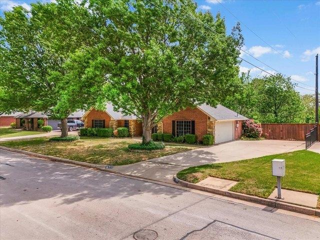413 Flagstone Dr, Burleson, TX 76028