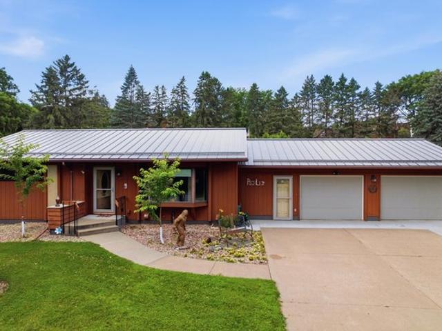 413 Orchard View Dr, La Crescent, MN 55947