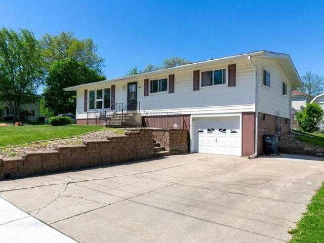413 Lincoln St, Parkersburg, IA 50665