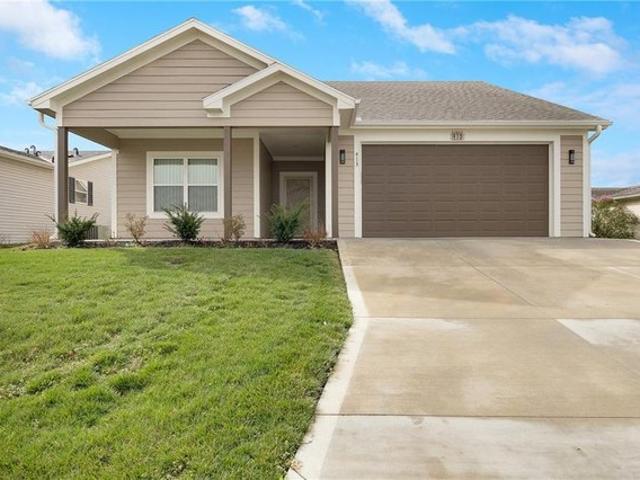 413 NE Poplar Ct, Oak Grove, MO 64075