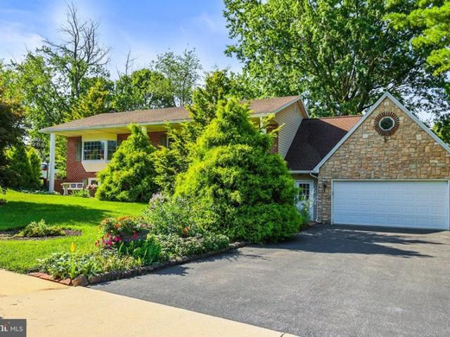 4149 Robinhood Dr, York, PA 17408