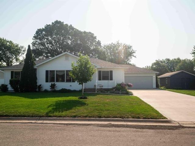 414 4th St, Dike, IA 50624