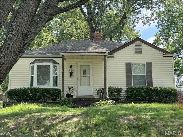 414 Superior Dr, Saint Louis, MO 63135