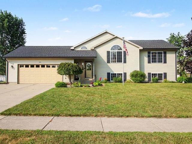414 Voyager Dr, Wayland, MI 49348