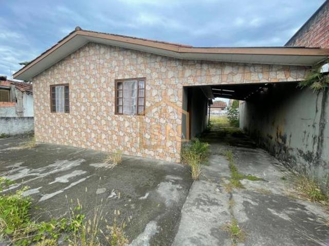 414C Casa à venda no centro de Praia de Leste com espaço amplo de terreno