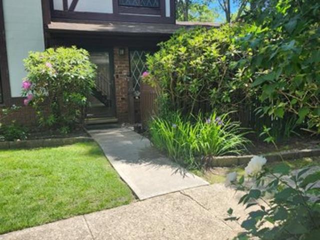 415 Clubhouse Ct, Coram, NY 11727
