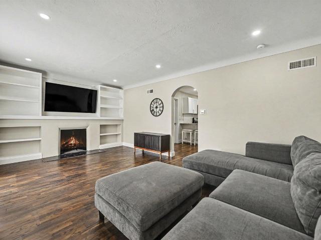 415 Glendale Boulevard