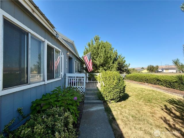 415 E Lewis