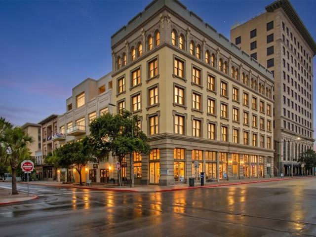 415 Kempner St, Galveston, TX 77550