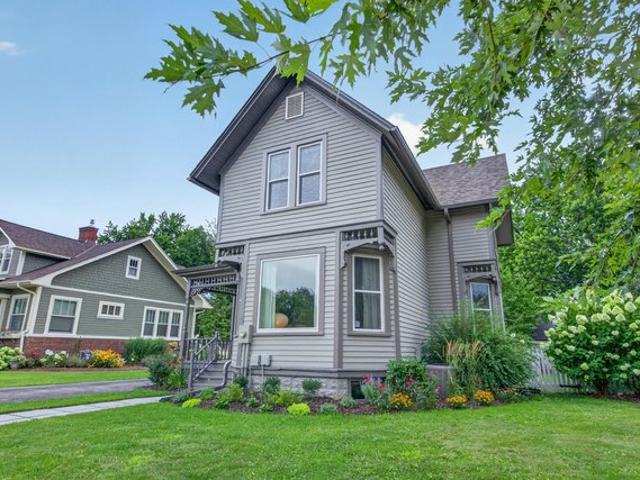 415 N Oakwood Ave, Oconomowoc, WI 53066