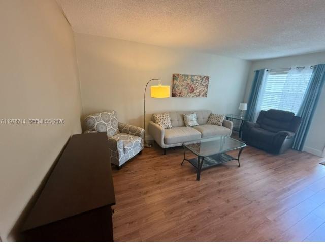415 NE 2nd St, Hallandale Beach, FL