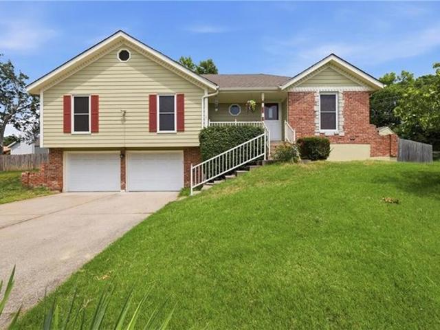 415 SE Bent Tree Dr, Blue Springs, MO 64014