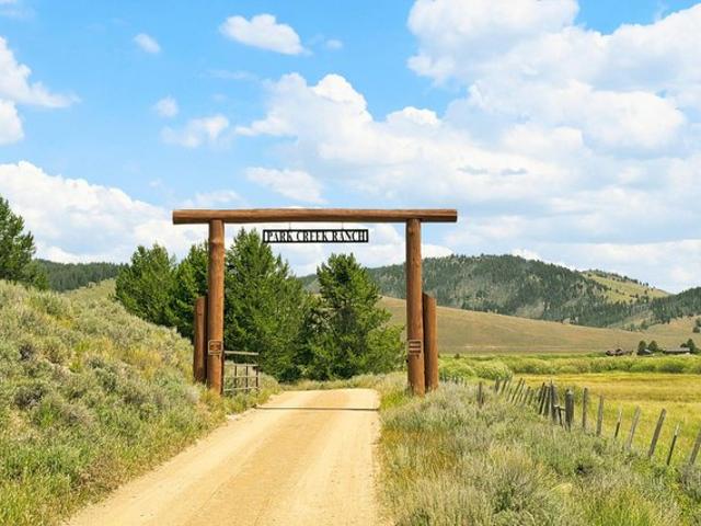 415 Park Creek Dr, Stanley, ID 83278