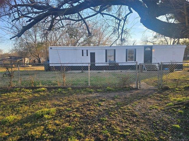 415 Russell St, Caddo, OK 74729