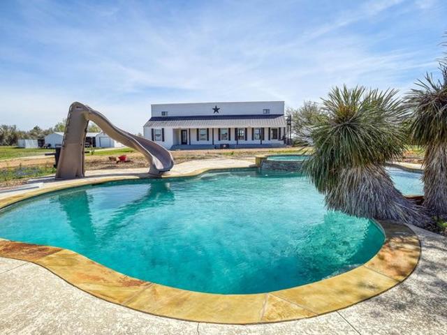 4165 Pin Oak Rd, Muldoon, TX 78949