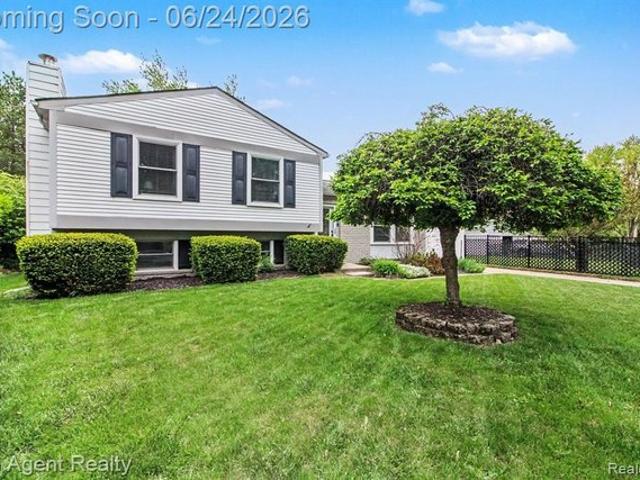 41636 Tetley Dr, Sterling Heights, MI 48313