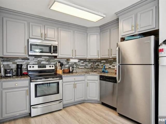 416 68th St Apt 11, Guttenberg, NJ 07093