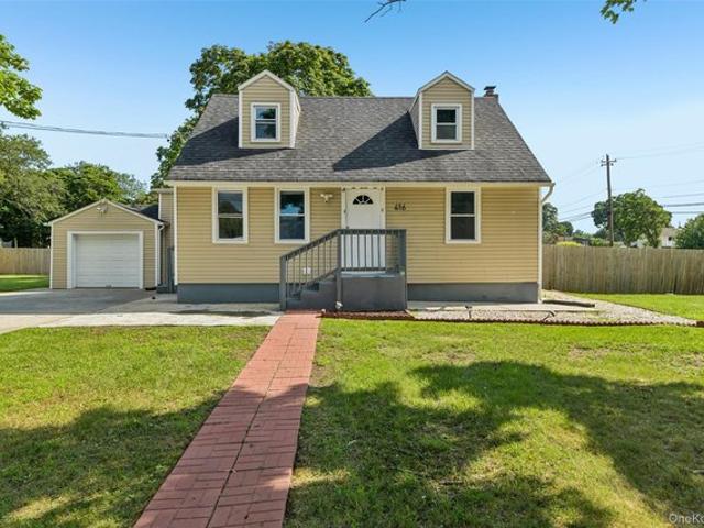 416 Arizona Ave, Bay Shore, NY 11706