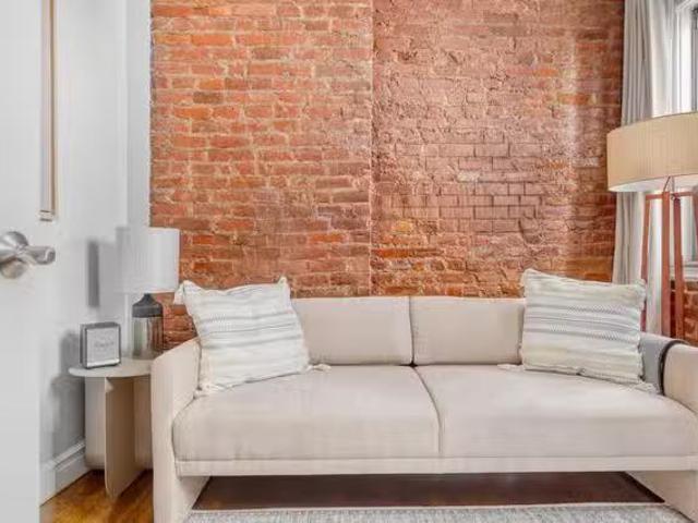 416 E 13th St, Ukrainian Village 2 Bedroom 1 Bath