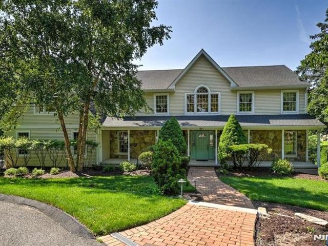 416 Hidden Valley Ct, Wyckoff, NJ 07481