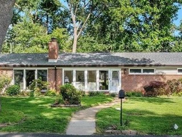 416 Tanglewood Dr, Ladue, MO 63124