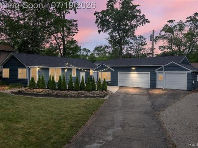 4174 Bunker Ave, West Bloomfield Township, MI 48323