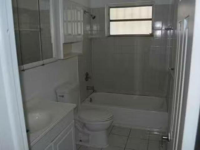 41786229 389 Northeast 158th Street