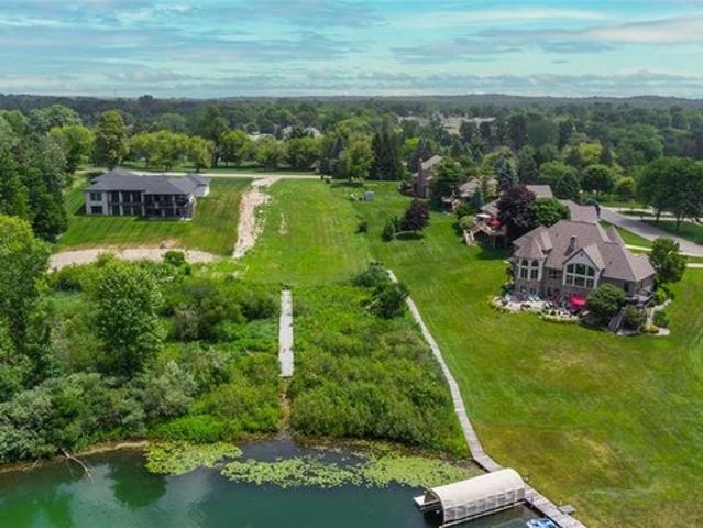 4172 Northshore Dr, Fenton, MI 48430