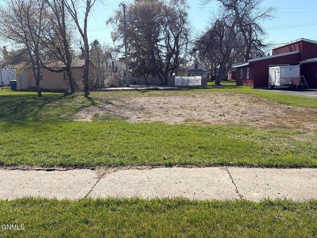 417 4th Ave NW, Jamestown, ND 58401