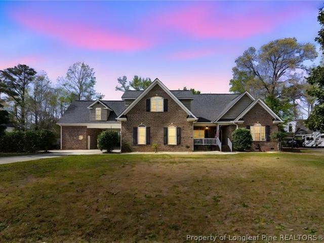 417 Foxwood Dr, Hope Mills, NC 28348