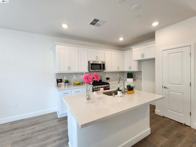 417 Mystic Ln