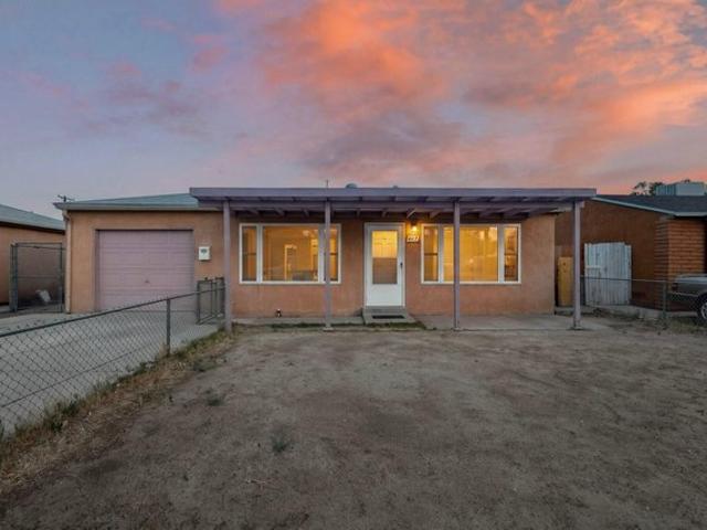 417 Rhode Island St NE, Albuquerque, NM 87108