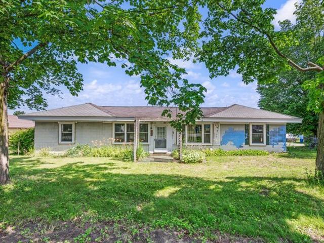 417 Walnut St, Howard City, MI 49329