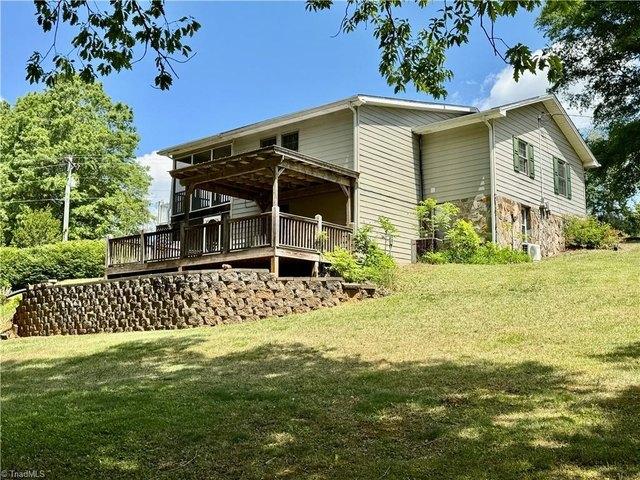 417 White Pines Country Clb Rd, Mount Airy, NC 27030