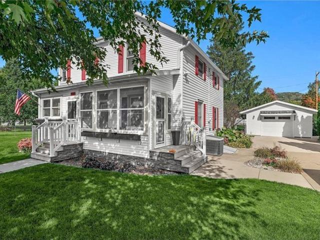 418 2nd St N, La Crescent, MN 55947
