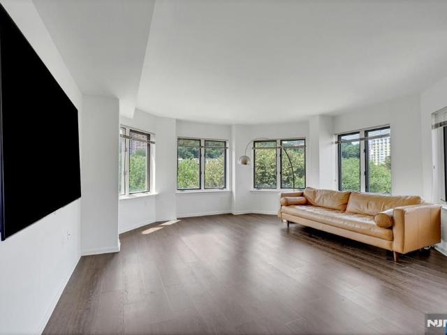 418 Chase Court, Edgewater, US, NJ