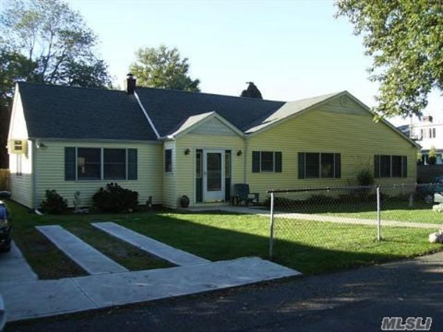 418 Bay 6 St, West Islip, NY 11795