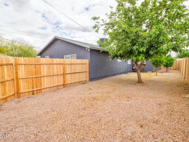 418 E 5TH Street